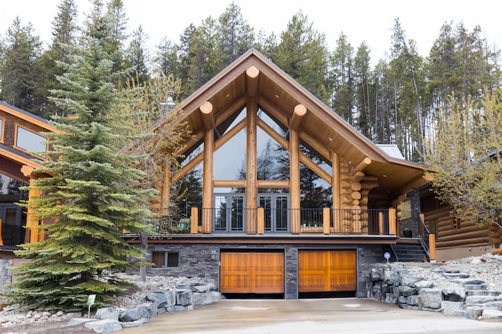 Luxury Log Retreat  Golfers Hub With Hot Tub - Kimberley, BC, Canada