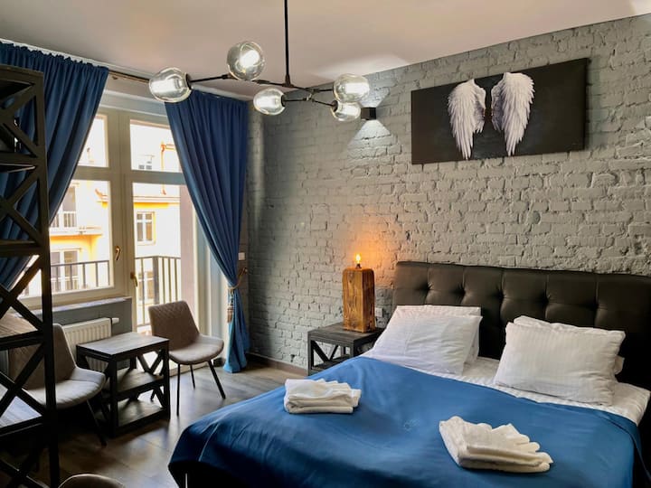 Bright & Spacious With Balcony | Walk To Colonnade - Karlovy Vary