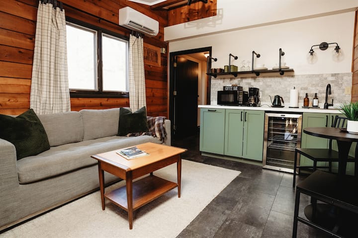 Bunkhouse 1 - Retreat Style Stay - 4-6 Ppl - Wisconsin Dells, WI