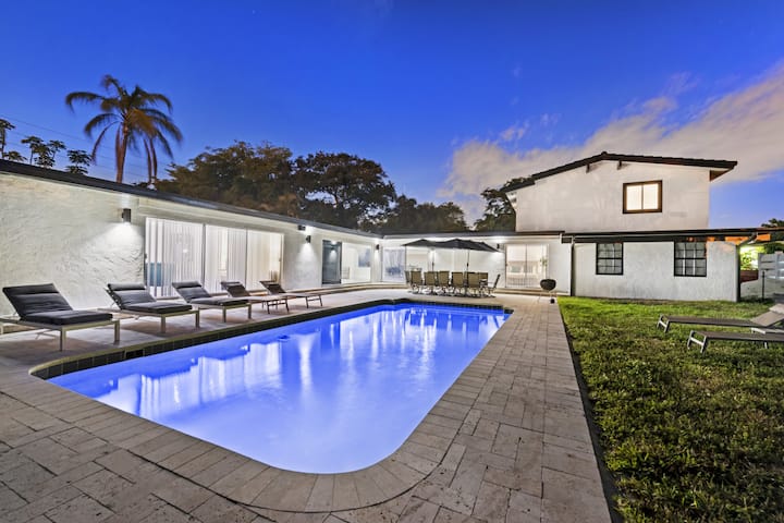 Villa Greyon - 8br Home With Heated Pool Sleeps 18 - Miramar, FL