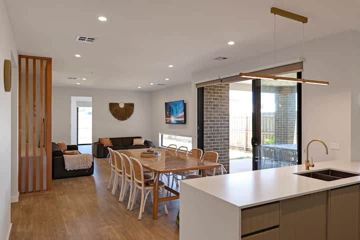 Oceans 10 Lux Beach House, 5 Bedroom, Parking, A/c - Portarlington