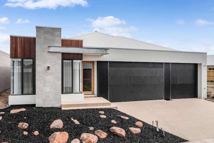 Oceans 10 Lux Beach House, 5 Bedroom, Parking, A/c - Portarlington