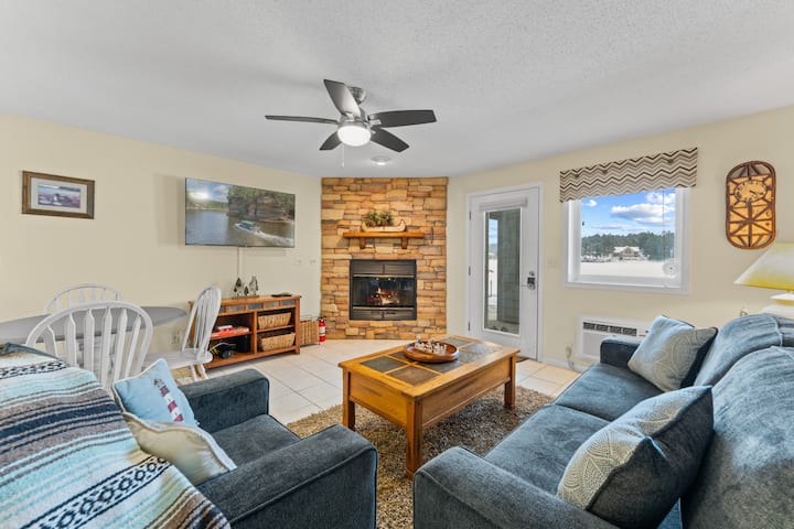 Delton Shores-waterfront-jacuzzi, Pool & Hot Tub - Lake Delton, WI