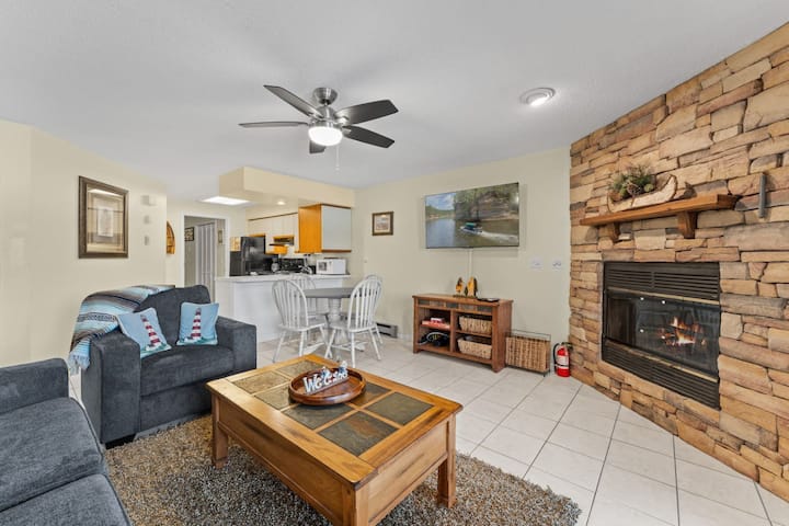 Delton Shores-waterfront-jacuzzi, Pool & Hot Tub - Wisconsin Dells, WI