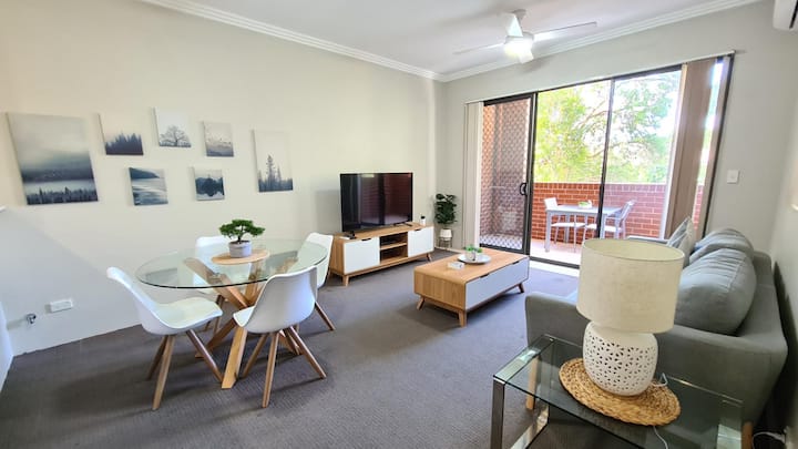 Stylish 1br Apartment | Walk To Dining & Transport - Parramatta