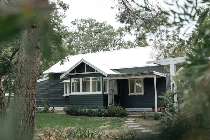 The Foxman Cottage - Broke