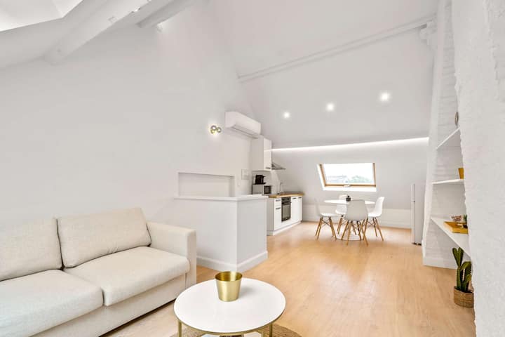 Stylish Light-filled Loft With Cozy Bedroom - Gand