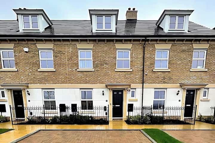 House - Sleeps 8 - Free Parking And Ps5 - Dartford