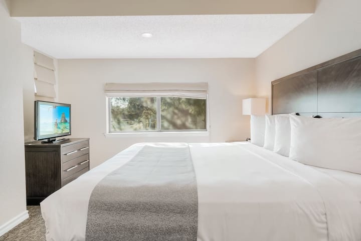 2 Modern Suite! Breakfast, Pool, Pet-friendly! - El Paso