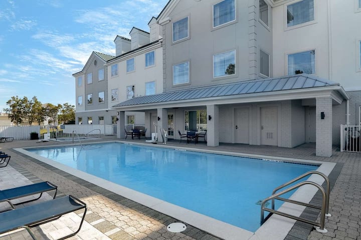 Near Henderson Beach + Free Breakfast. Pool. Gym. - Destin, FL