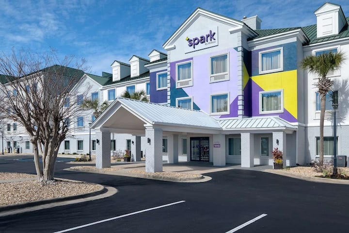 Steps To Destin Commons + Free Breakfast & Pool - Destin, FL