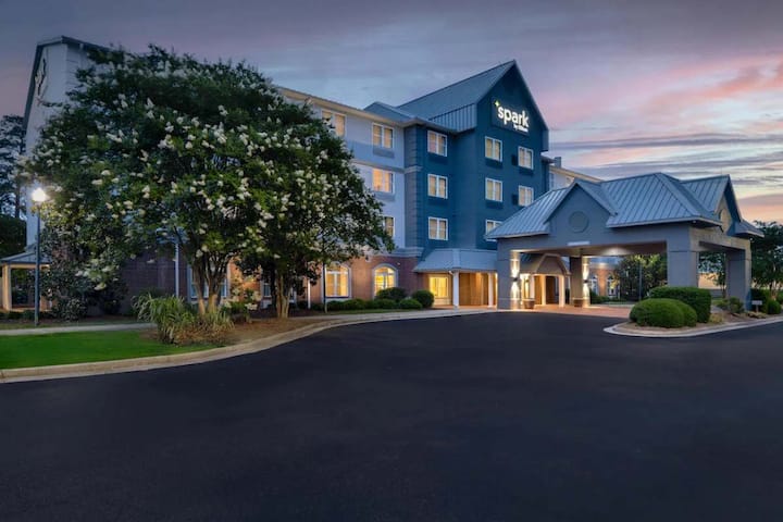 Near Edisto Memorial Gardens + Breakfast & Pool - Orangeburg, SC