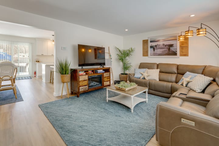 Deck, Fire Pit! Fully Updated Home Near Lake Huron - Caseville, MI