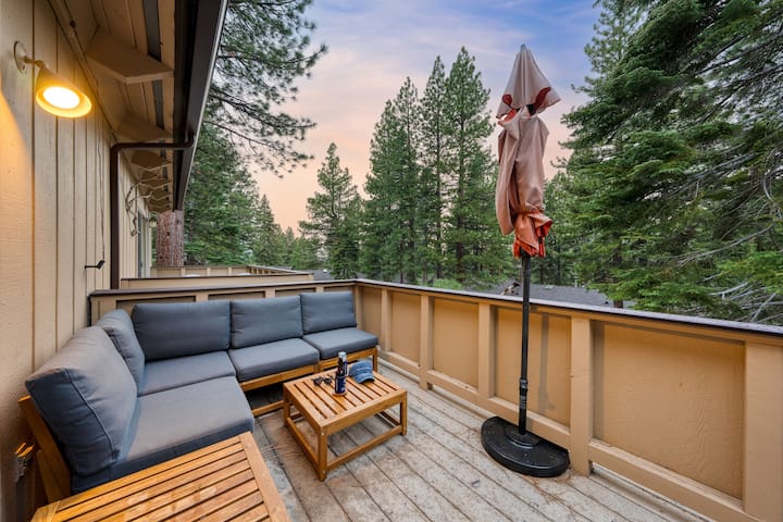 Cozy Lake Tahoe Home W/ Fireplace & Balcony - Carson City, NV