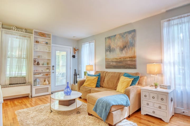 Sunshine Cottage: Downtown, Screen Porch, Deck - Saugatuck, MI