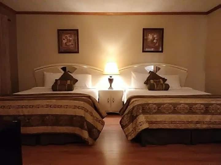 Villa Suite W/2 Queens And 2 Twin Beds. - Bolton Landing, NY