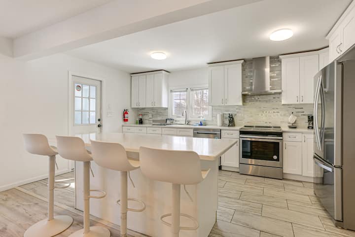 Game Room & Hot Tub: Family Gem On Lake Hopatcong - Sparta Township, NJ