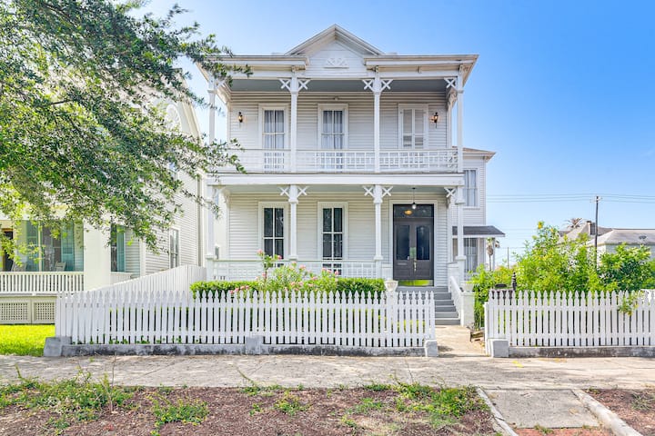 Walk To The Strand: Historic Family Base W/ Yard! - 加爾維斯敦