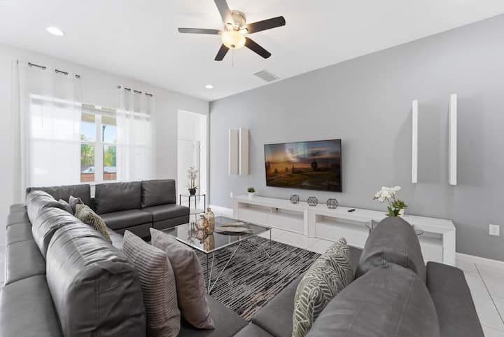 Chic Modern Escape, 12br, Pool And Game Room - Kissimmee, FL
