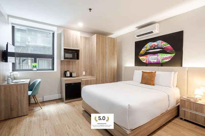 Prada Queen – Central Mtl Escape - Montreal