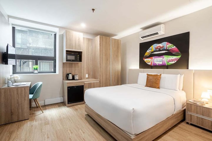 Prada Queen – Central Mtl Escape - Montreal