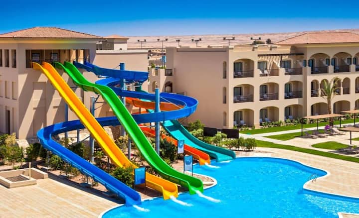Sunshine, Slides & Comfort In One Stay L 4 Rooms - Hurghada