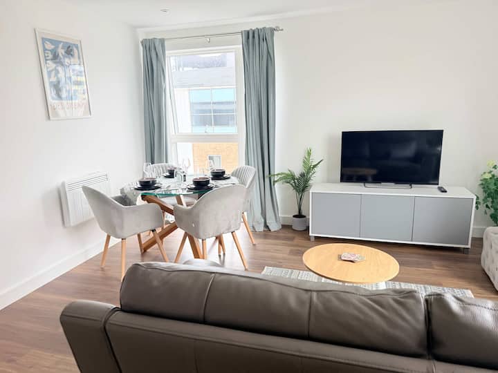 2br Bracknell Apt Near Ascot | Parking & Wifi - Bracknell
