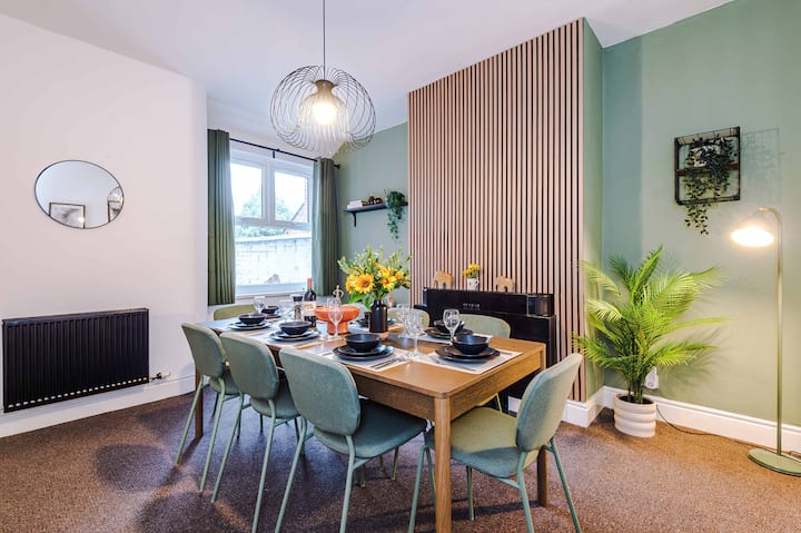 Spacious 4 Bed Home In Crewe, Perfect For Groups! - Crewe