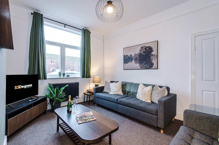 Spacious 4 Bed Home In Crewe, Perfect For Groups! - Crewe