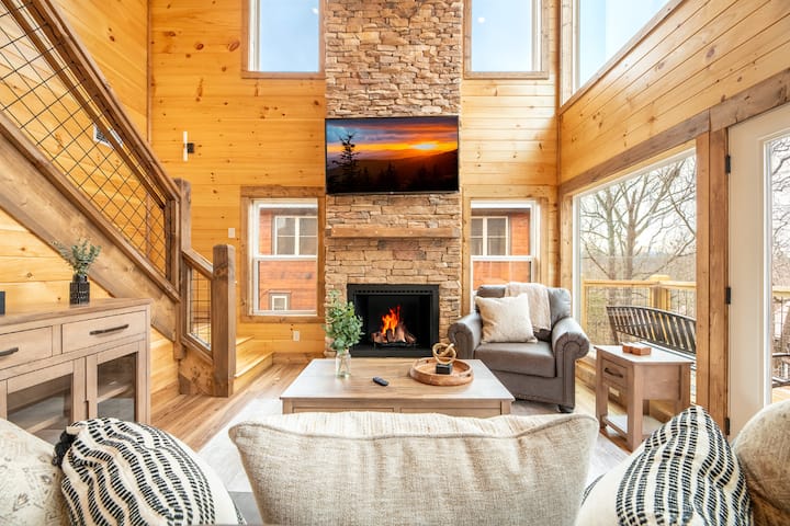 *Stylish 5bd Lodge W/ Views! | Hot Tub + Pool* - Douglas Lake, TN