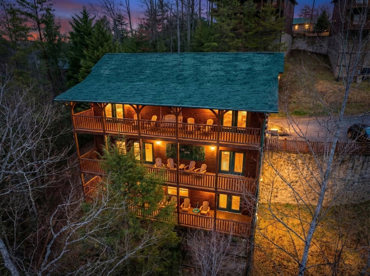 Discounted! Cabin W/ Views, Hot Tub, Games - Gatlinburg, TN