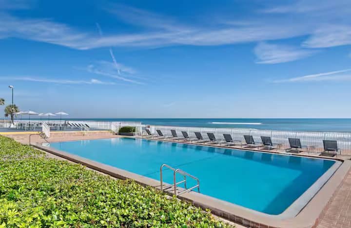 Oceanfront Stay | Free Breakfast + Pool - Daytona Beach, FL