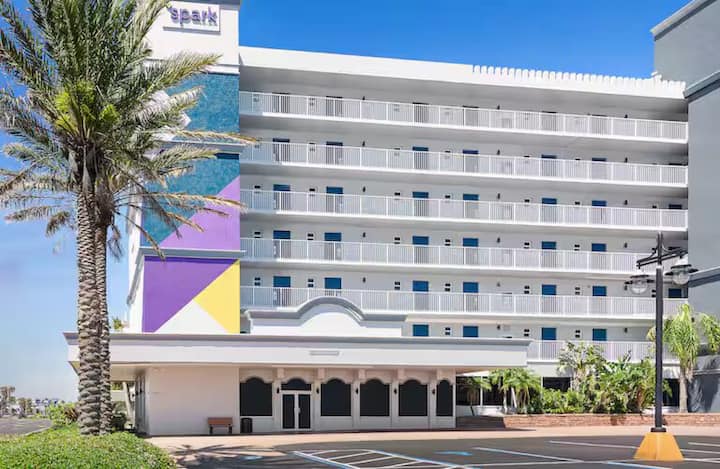 Steps To Ormond Beach | Free Breakfast + Pool - Daytona Beach, FL