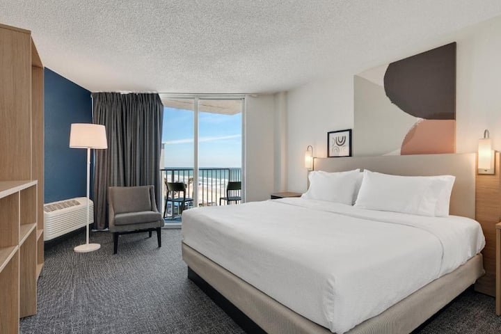 Pet-friendly Beach Stay | Pool + Free Breakfast - Daytona Beach, FL