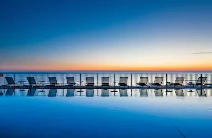 Wake To Waves | Pool. Free Breakfast + Balcony - Daytona Beach, FL