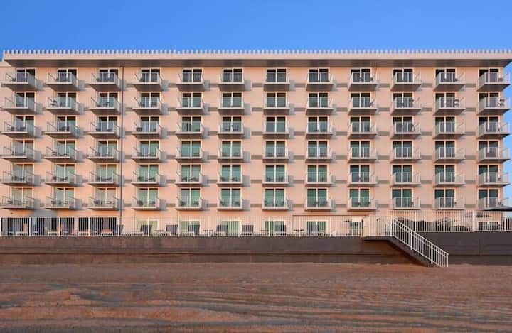 Ormond Beachfront | Pool + Free Breakfast - Daytona Beach, FL