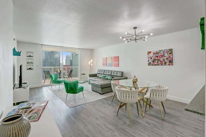 32nd Floor Brickell Condo W/bay Views & Balcony - Miami