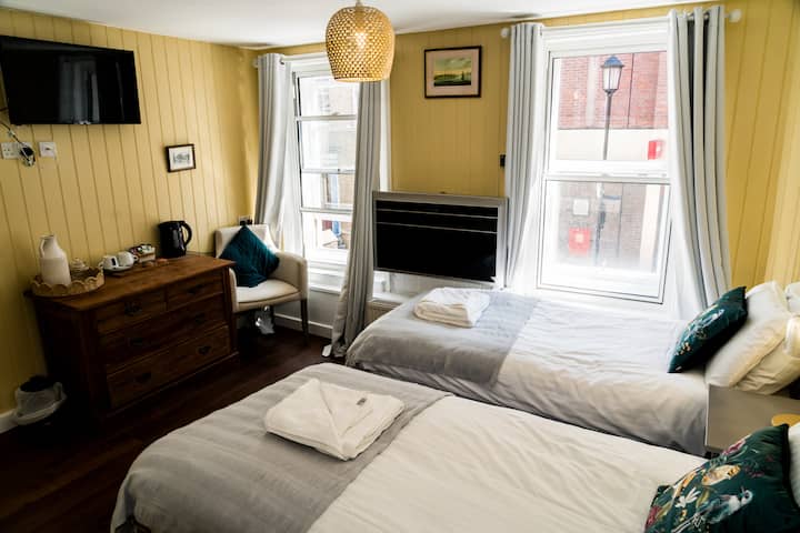 Twin-standard-sdb Privée Avec Douche-vue Sur Rue-r - Isle of Wight