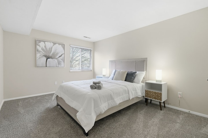 Bright 1 Bed With Comfy Living Space - Polaris, OH