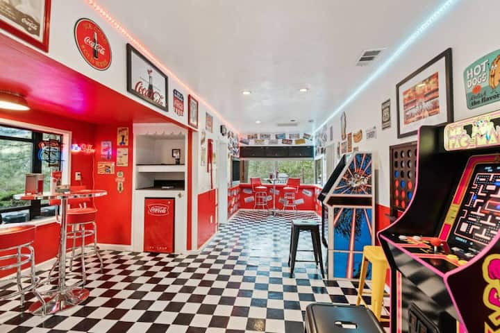 Huge & Funky! Near Bass Lake & Yosemite| Sleeps 29 - Oakhurst, CA