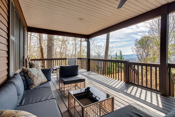 Mtn-view Deck! Modern Retreat Near Jump Off Rock - Hendersonville, NC