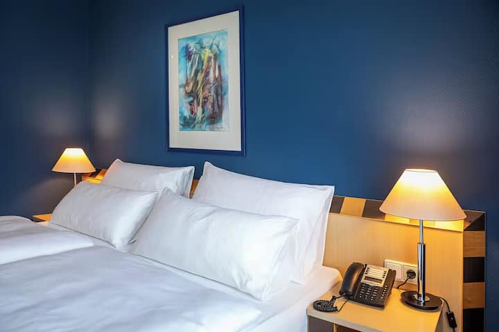 Clean, Modern Room Perfect For Exploring Dresden - Dresde