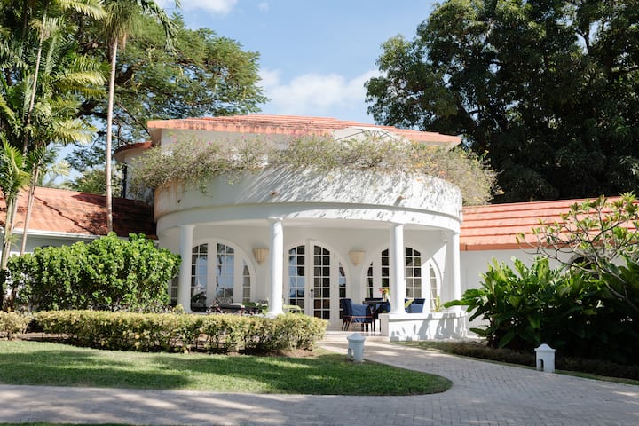3br Villa Steps From The Beach + On Site Dining - Barbados