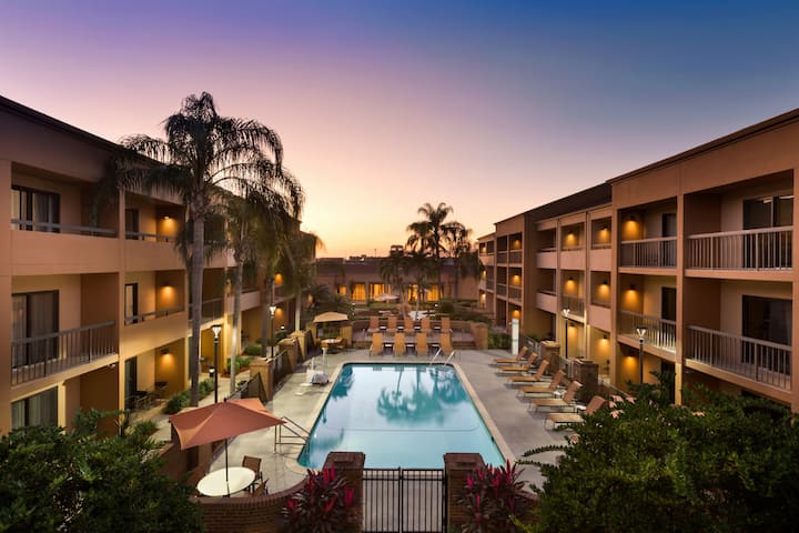 Steps From Downtown + Restaurant & Free Parking - Fort Myers, FL