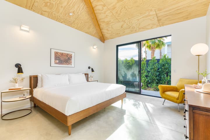 Blackhaus C11 By Avantstay | Modern Room + Pool - Palm Springs, CA