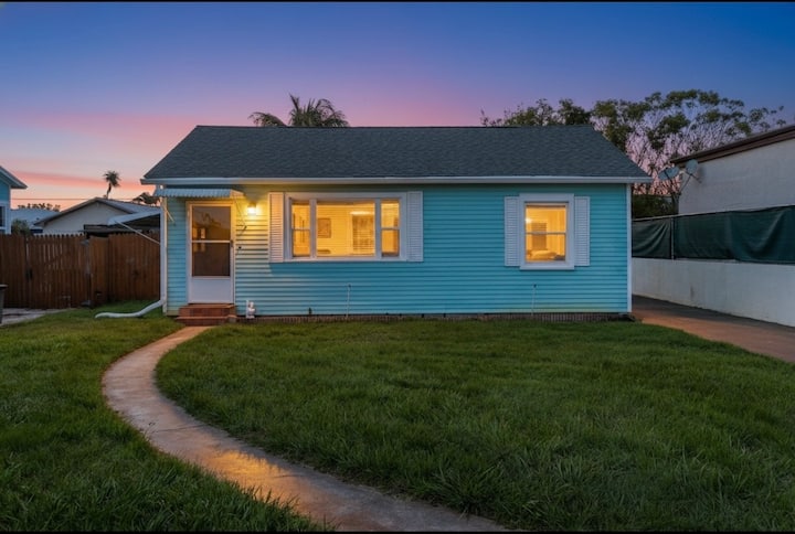 Walk To St Pete Beach! 2 Br Home Near Restaurants - St. 피트 비치