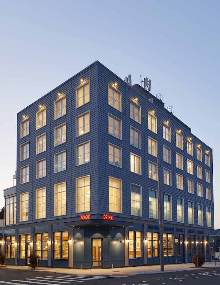 Nyc’s Beachfront Stay | Heated Pool & Restaurant - New York