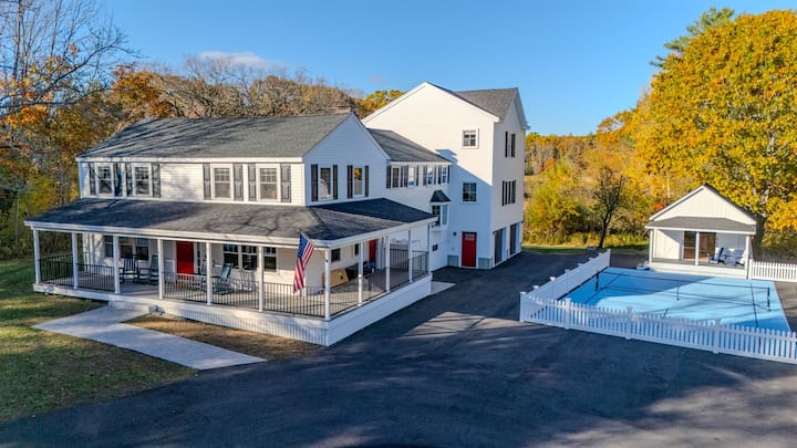 Kennebunkport's Top Luxury Rental! Sleeps 14 - Kennebunkport, ME