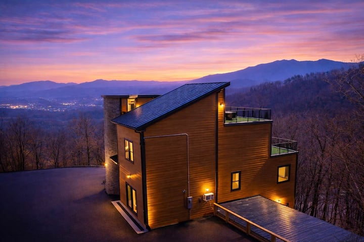 *New* Sleeps 22 | 5br | Luxury Chateau Indoor Pool - Gatlinburg, TN