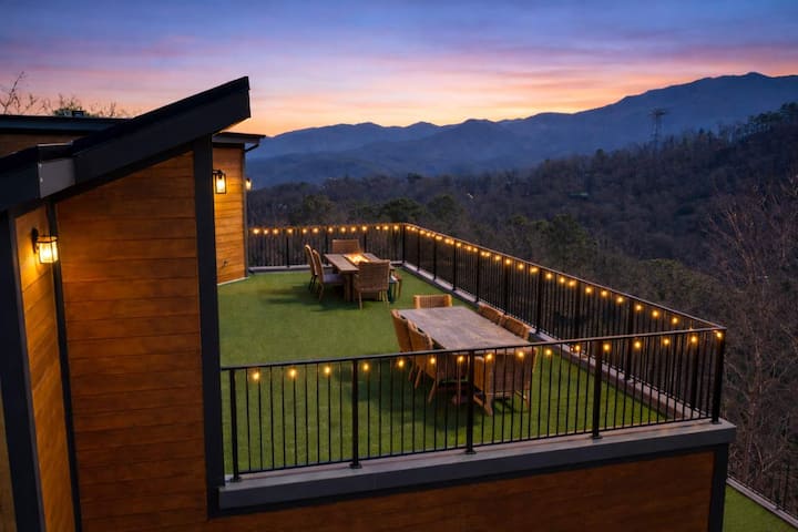 New Luxury Chateau*hot Tub*pool-ski View-sleeps 22 - Gatlinburg, TN